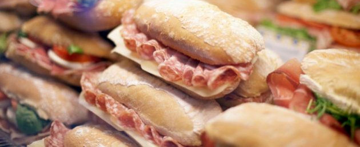 Arancini, piadine e panini: 7 italiani su 10 mangiano street food ...