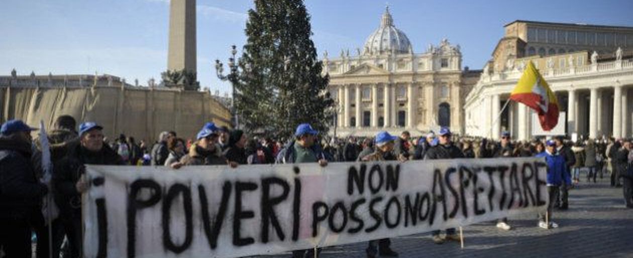 Papa Francesco "saluta" i forconi durante l'Angelus a Piazza San Pietro ...