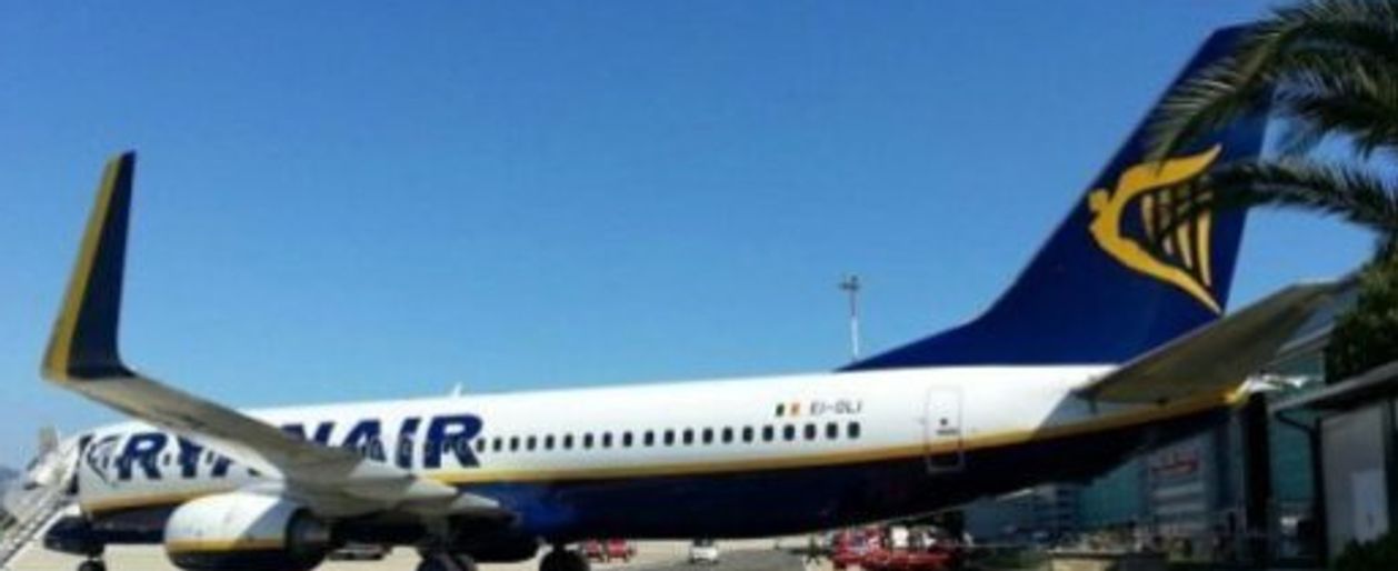 Ryanair, incidente a Ciampino: un aereo senza freni sfonda l'hangar dei ...