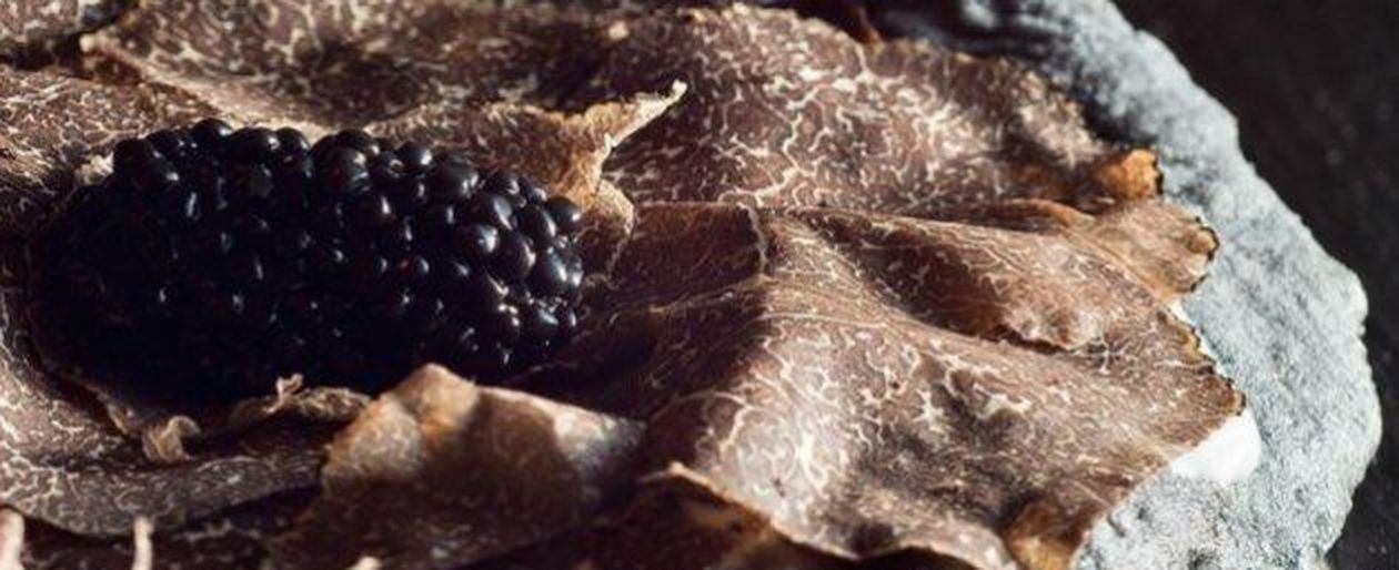 Pizza in Black: la pizza nera dello chef Vitantonio Lombardo simbolo ...
