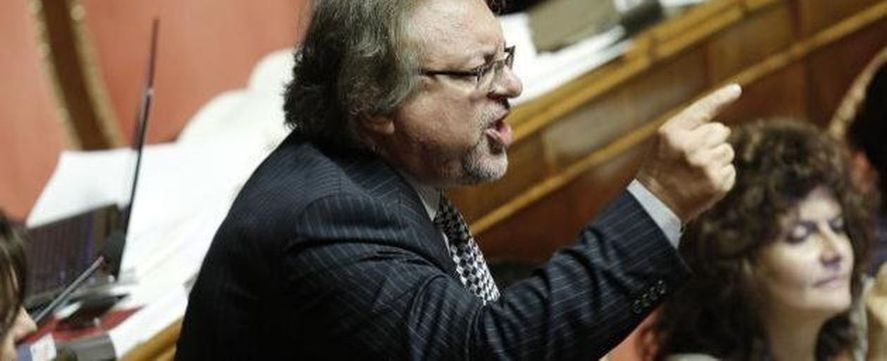 Michele Giarrusso (M5S): "Bisognerebbe impiccare Renzi. Quando la gente ...