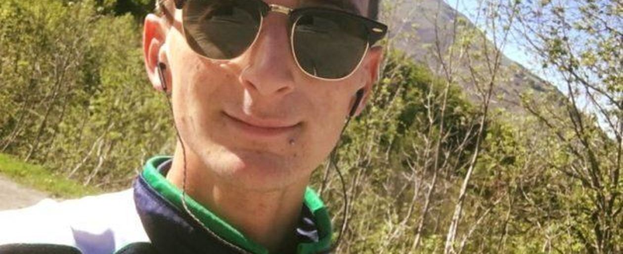 La colpisce con un calcio e la fa cadere nel burrone mentre raccoglieva ...