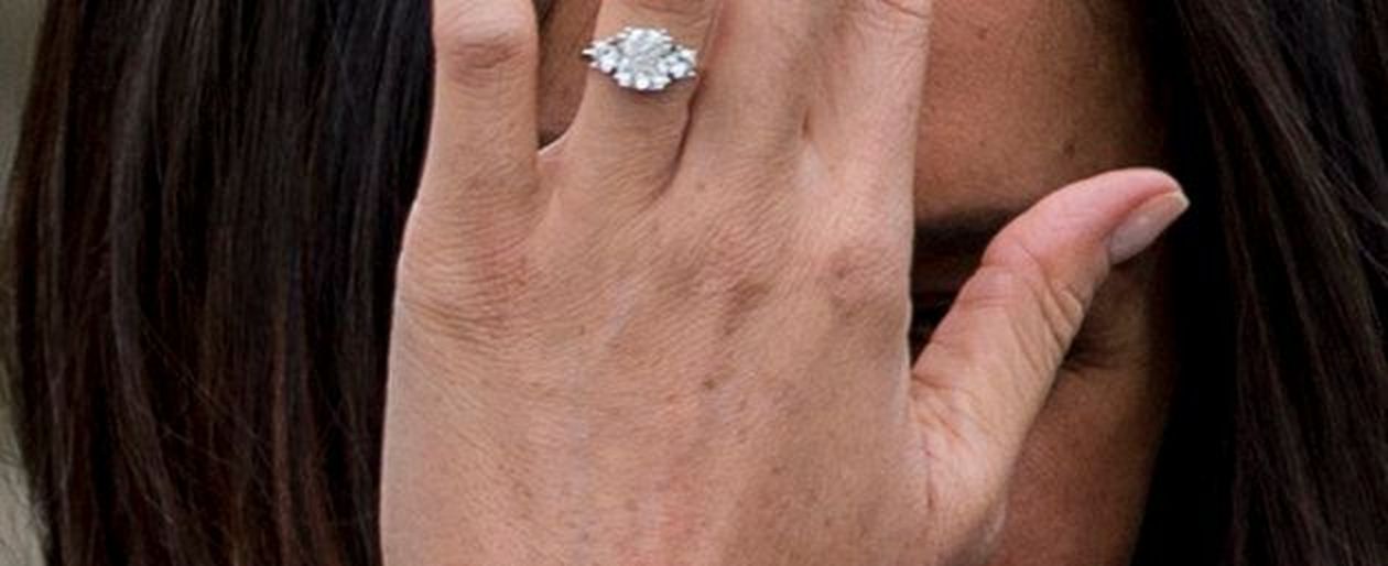 Gli esperti hanno stimato l'anello di fidanzamento di Megan Markle e il ...
