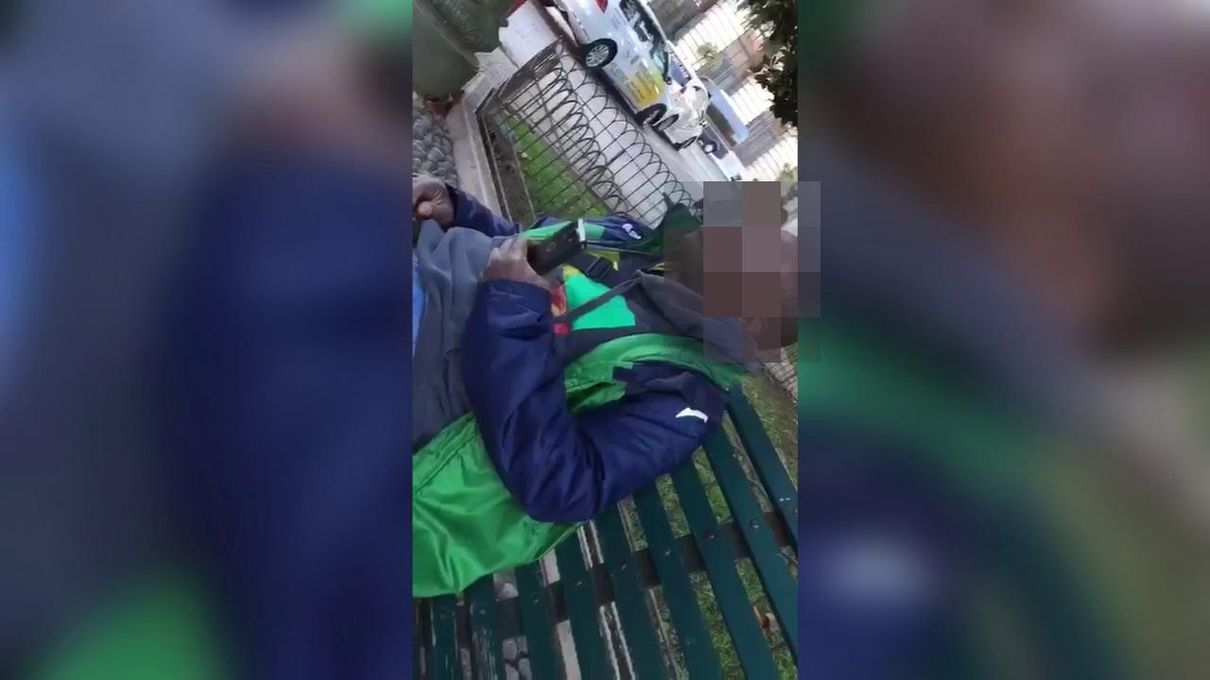 "Lavori in nero? Certo, sei nero: volevi lavorare in bianco?" L ...