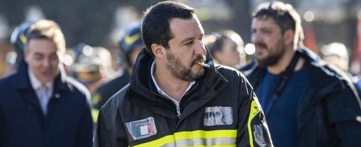 Matteo Salvini denunciato dal sindacato dei pompieri per "uso improprio ...