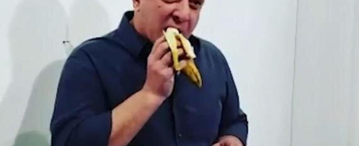 Datuna, l'artista che ha mangiato la banana di Cattelan: "Non era ...