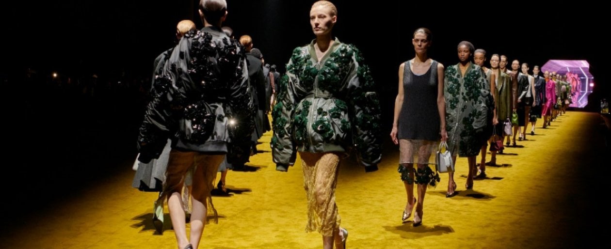Prada celebra la storia delle donne riscrivendo la tradizione (di M ...