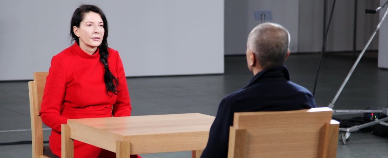 Asta per sedersi di fronte a Marina Abramovic a favore dell'Ucraina, si ...