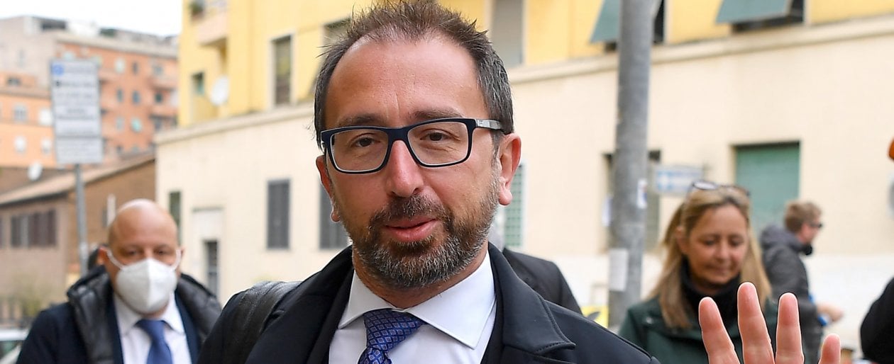 Dalle porte girevoli della riforma Cartabia di sicuro esce Bonafede ...