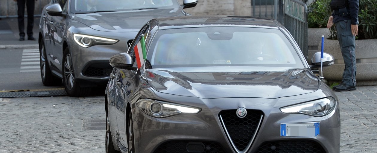Auto blu sovrana. Dopo l'esordio in Audi, Meloni cambia e arriva a ...