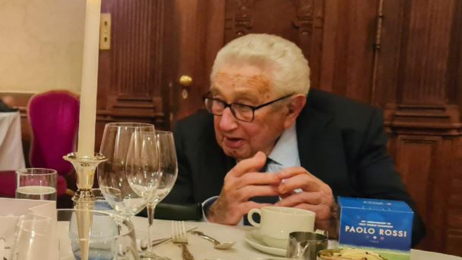 Putin non va arrestato e Kiev entri nella Nato. Il centenario Kissinger ...