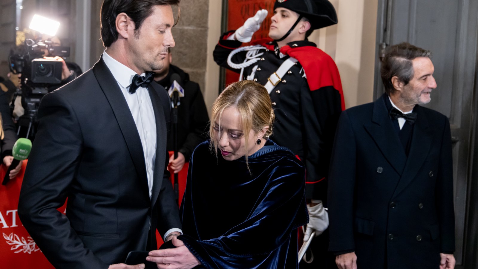 Il caso Giambruno e la Metafora Gestuale dell’Elicottero - HuffPost Italia