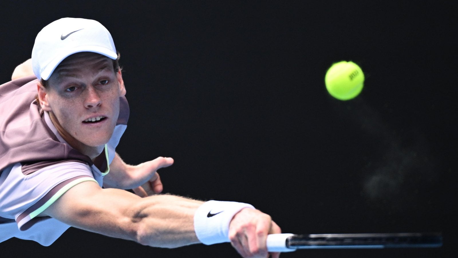 Enorme Sinner. Distrugge Djokovic. Ed è in finale agli Australian Open ...