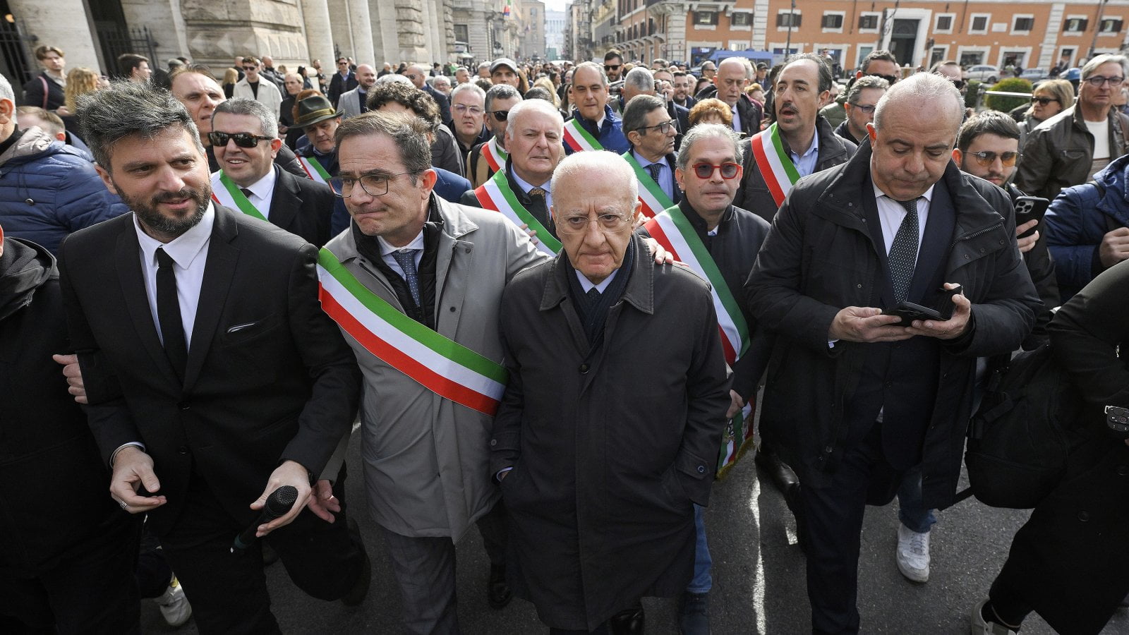 Un po’ Masaniello, un po’ Borbone. La folcloristica marcetta su Roma di ...