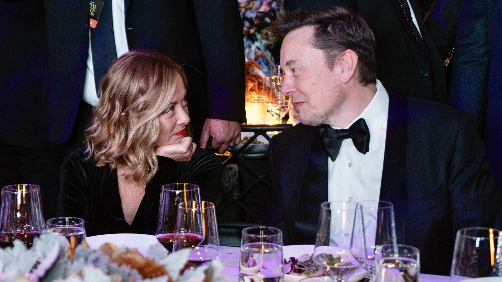 Elon Musk occhi negli occhi con Giorgia Meloni. Ma lui chiarisce ...