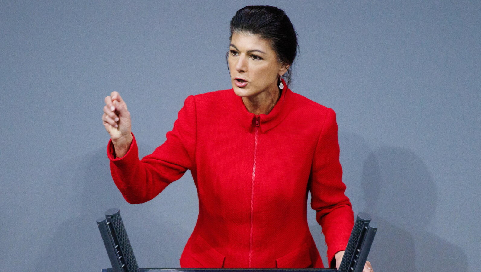 L'ibrida Sahra Wagenknecht. Iraniana, ma tedesca. Rossa, ma bruna ...