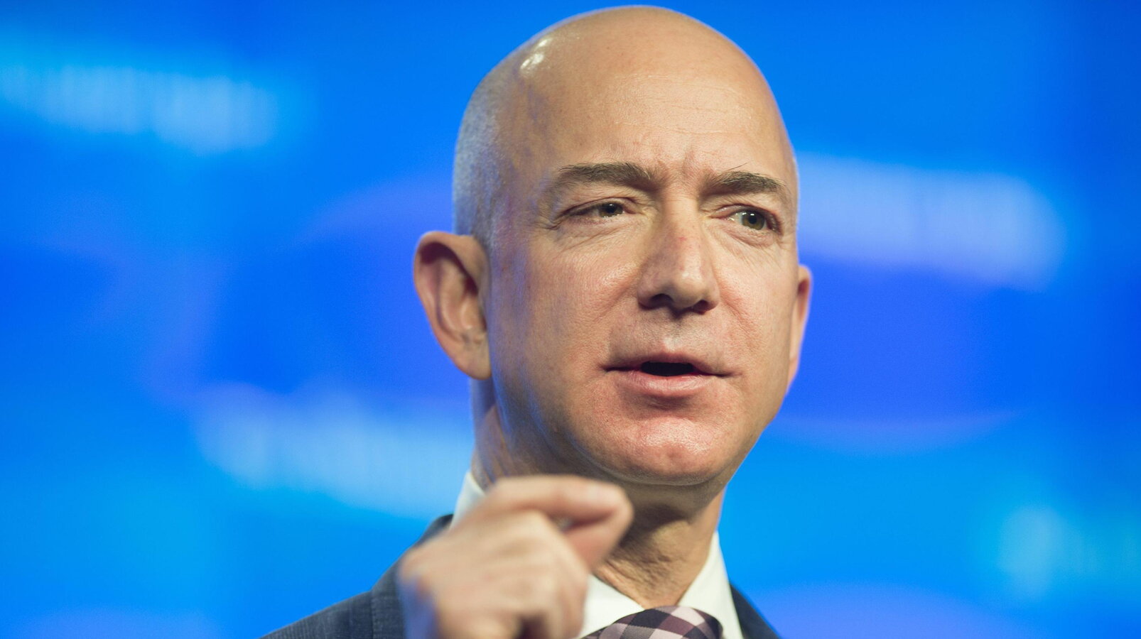 Jeff Bezos impone la linea al Washington Post. Lascia il capo della ...