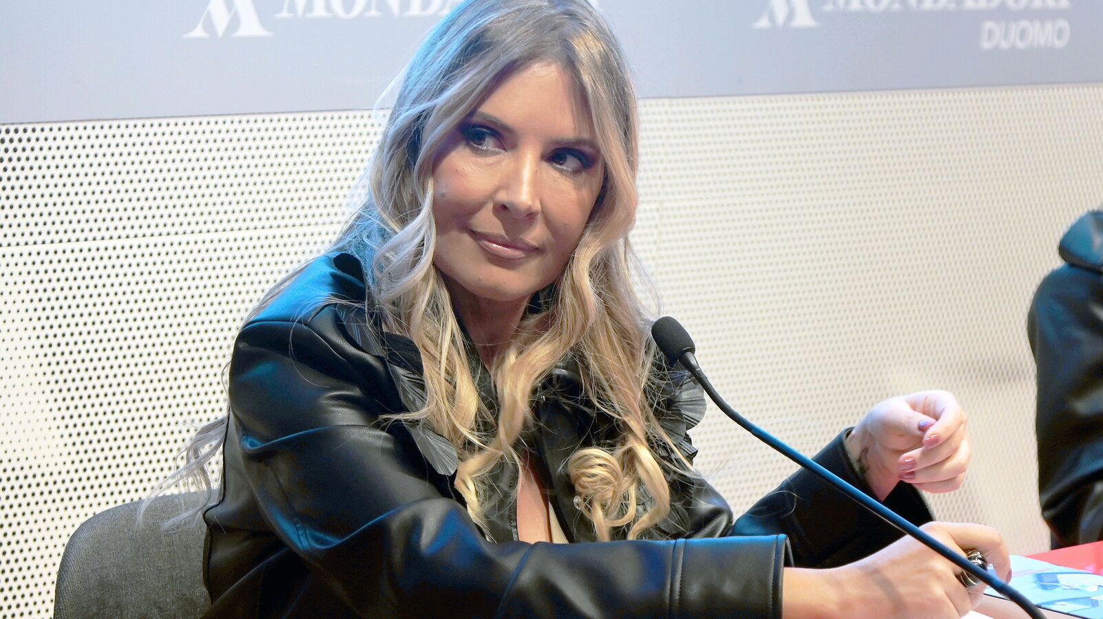 L'avvocata di Selvaggia Lucarelli: "Temo per la sua incolumità. Oggi si ...