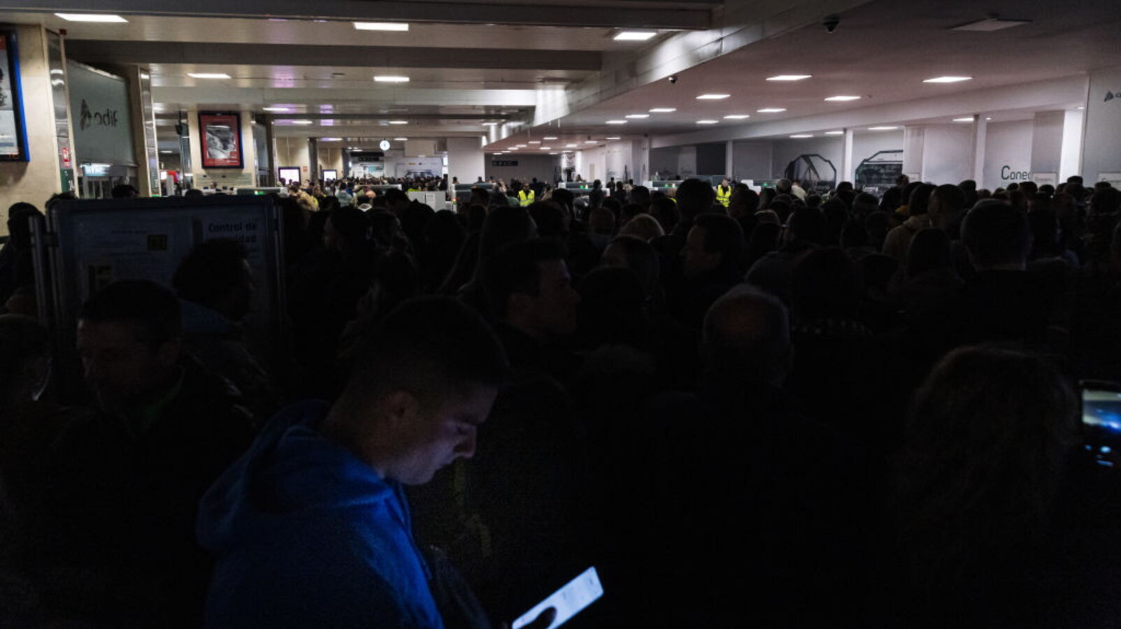 Blackout in Spagna, Portogallo e sud della Francia. Stop a treni e ...