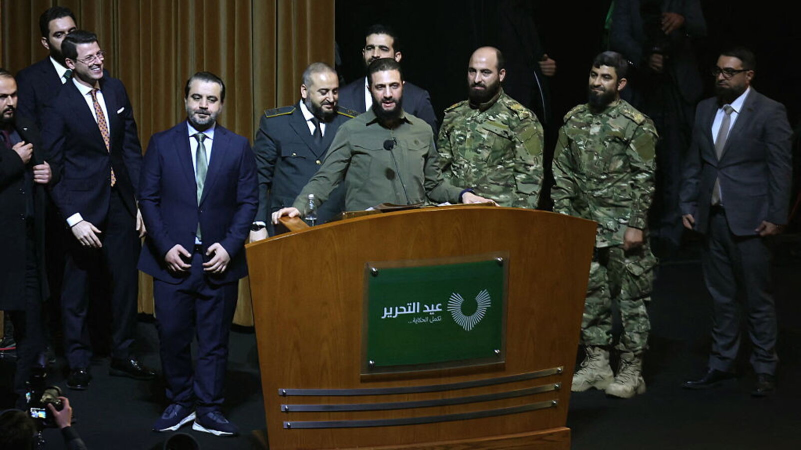 Islam più militarismo, così Ahmad al-Sharaa festeggia un anno di potere ...
