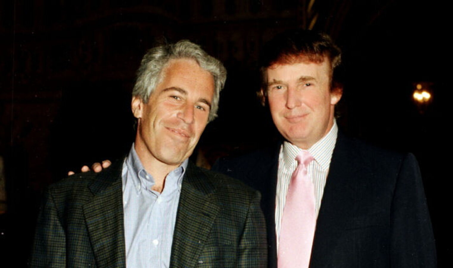 Le carte di Epstein su Trump, "Hanno violentato insieme una donna ...