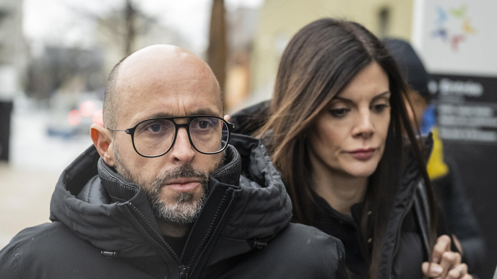 I familiari delle vittime aggrediscono i Moretti all'arrivo all ...