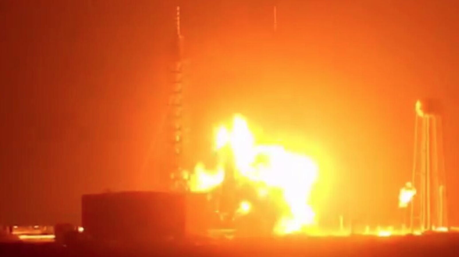 Il razzo Blue Origin di Bezos esplode durante il test sulla rampa di ...