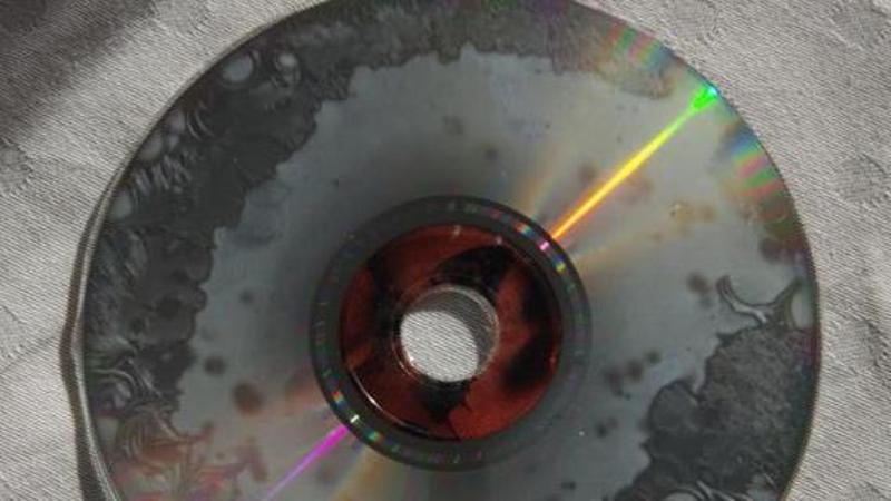 Macchie e puntini, così la corrosione mette a rischio i compact disc ...