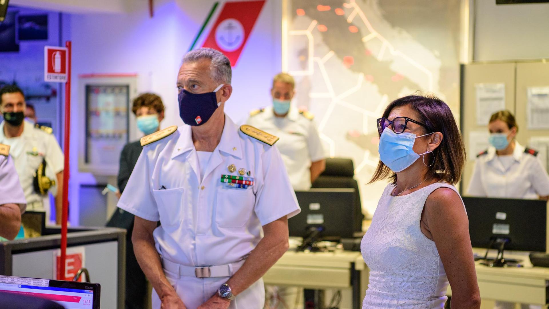 Capitaneria di porto, il Tricolore illumina il comando di Genova per il ...