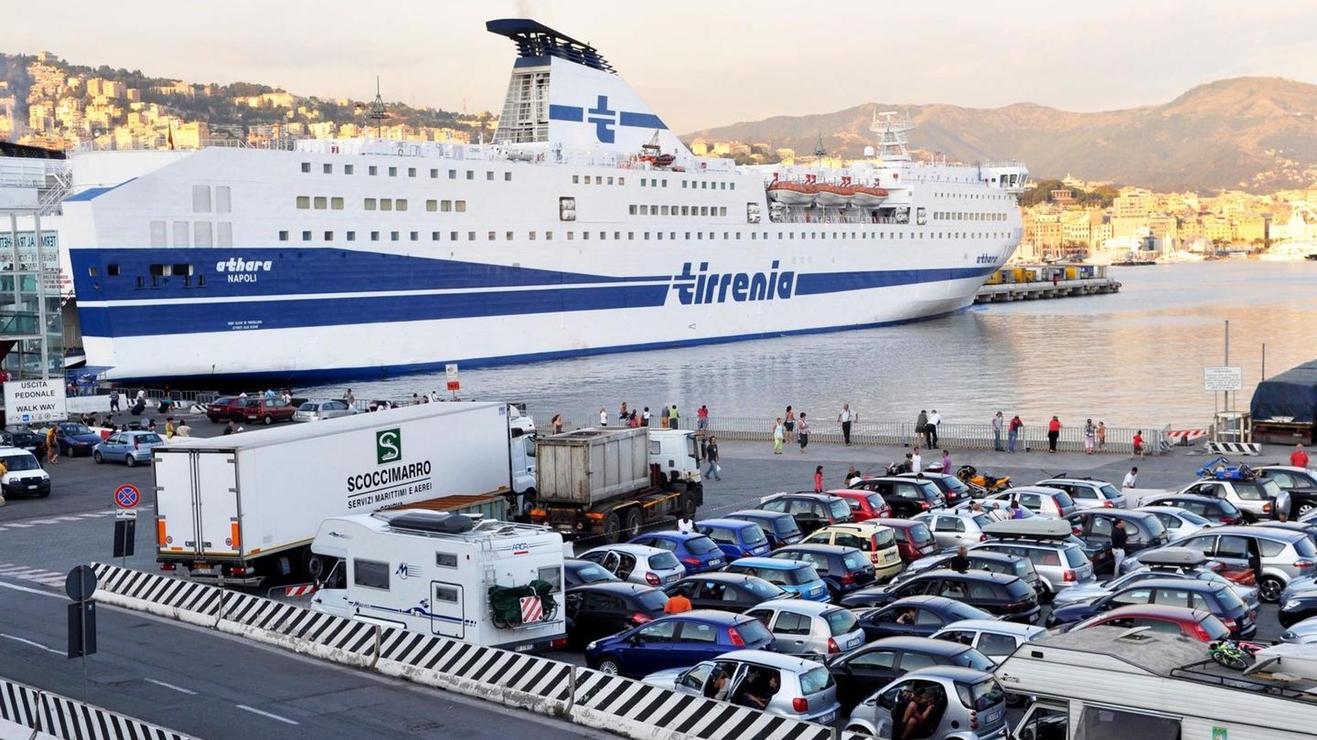 Genova, allarme dalla nave Athara: «Merce deperita a rischio esplosione ...
