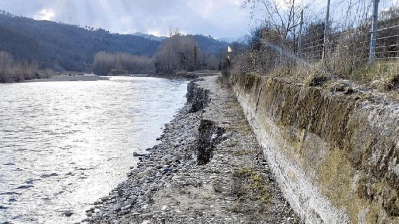 Tenta di salvare il cane nel fiume Vara e rischia di annegare - Il ...