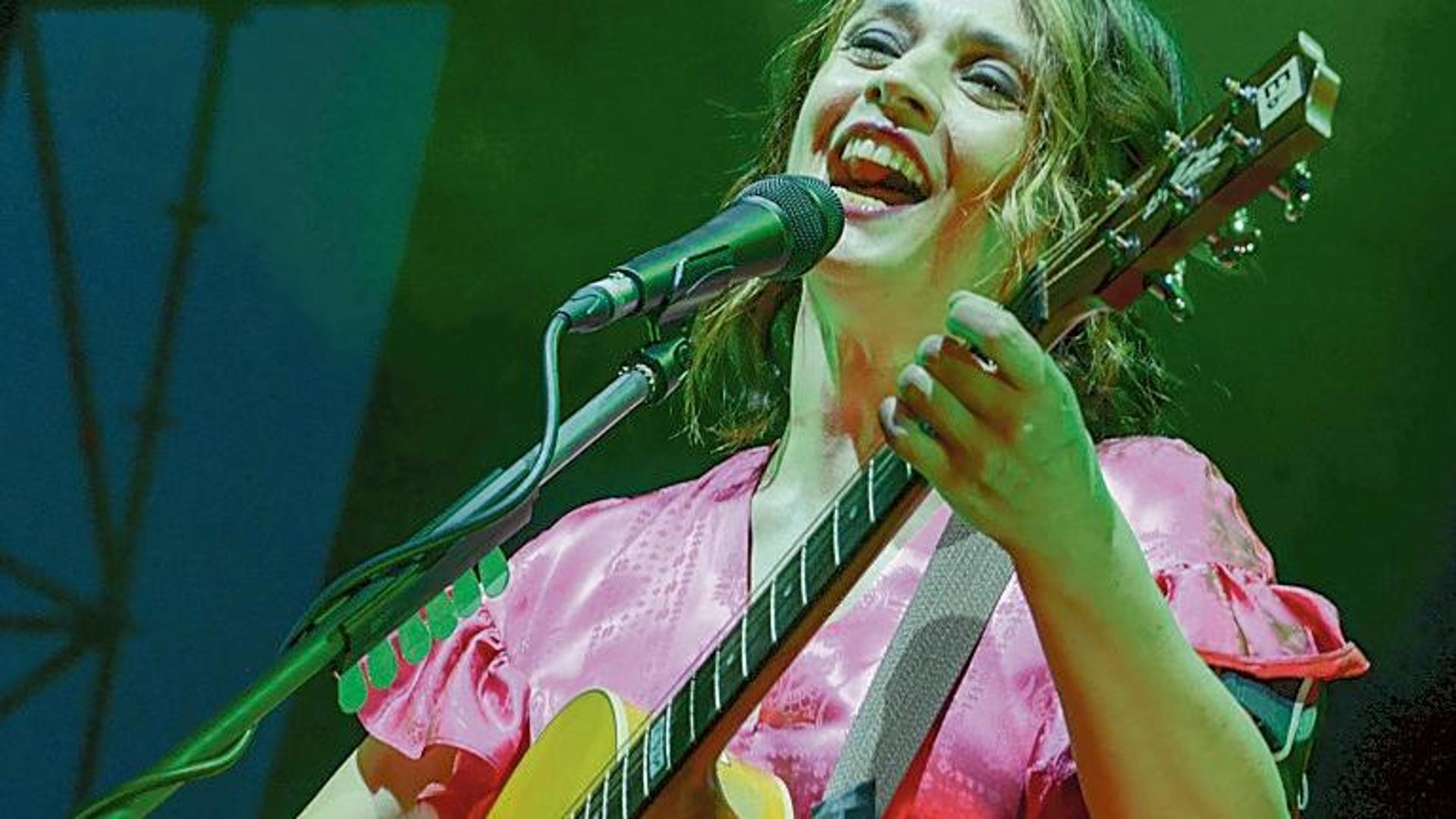 Consoli, l’abbraccio a Genova della bambina diventata rockstar - Il ...