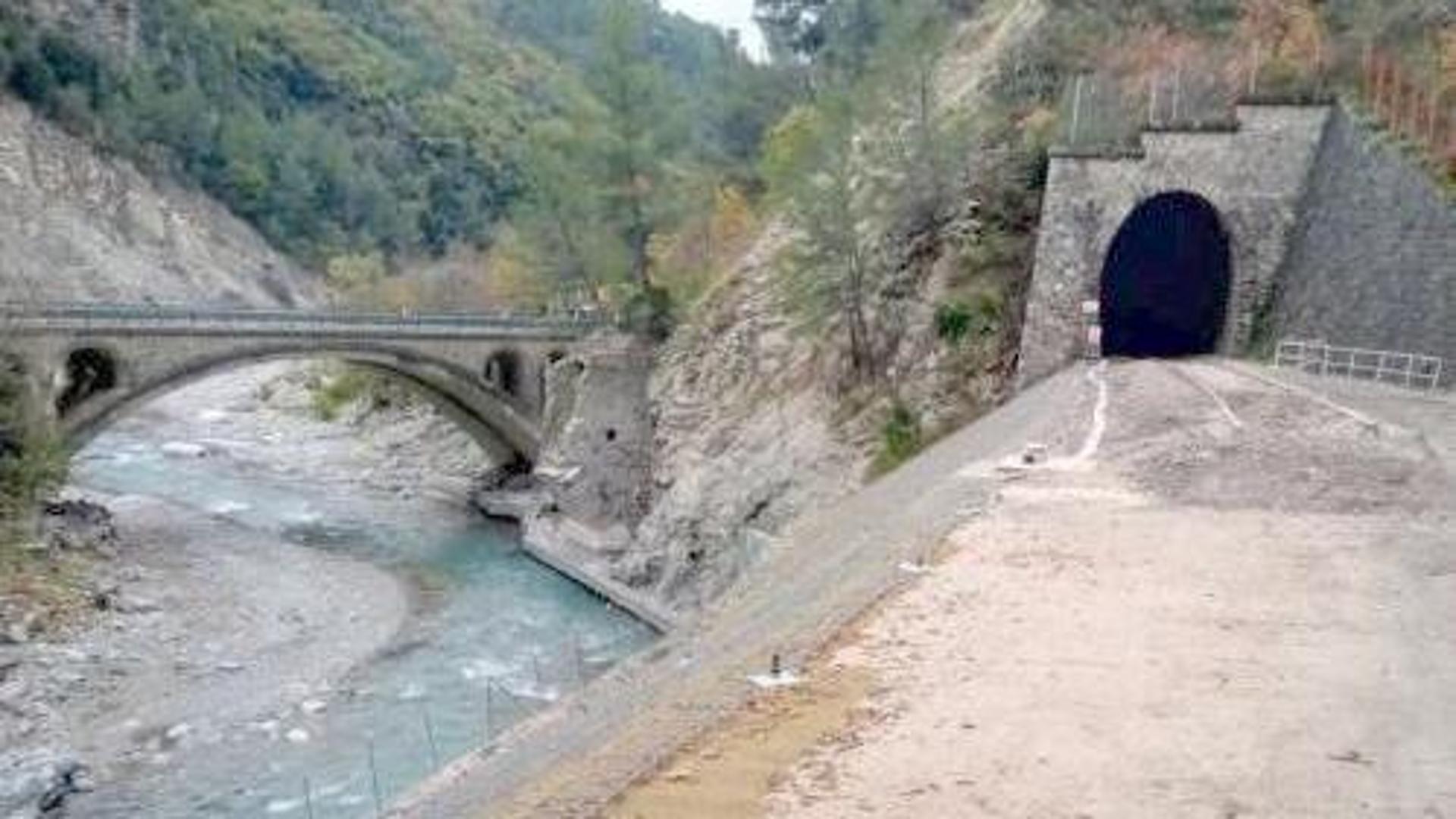 Val Roia, ora la posa dei binari. A metà dicembre la riapertura - Il ...