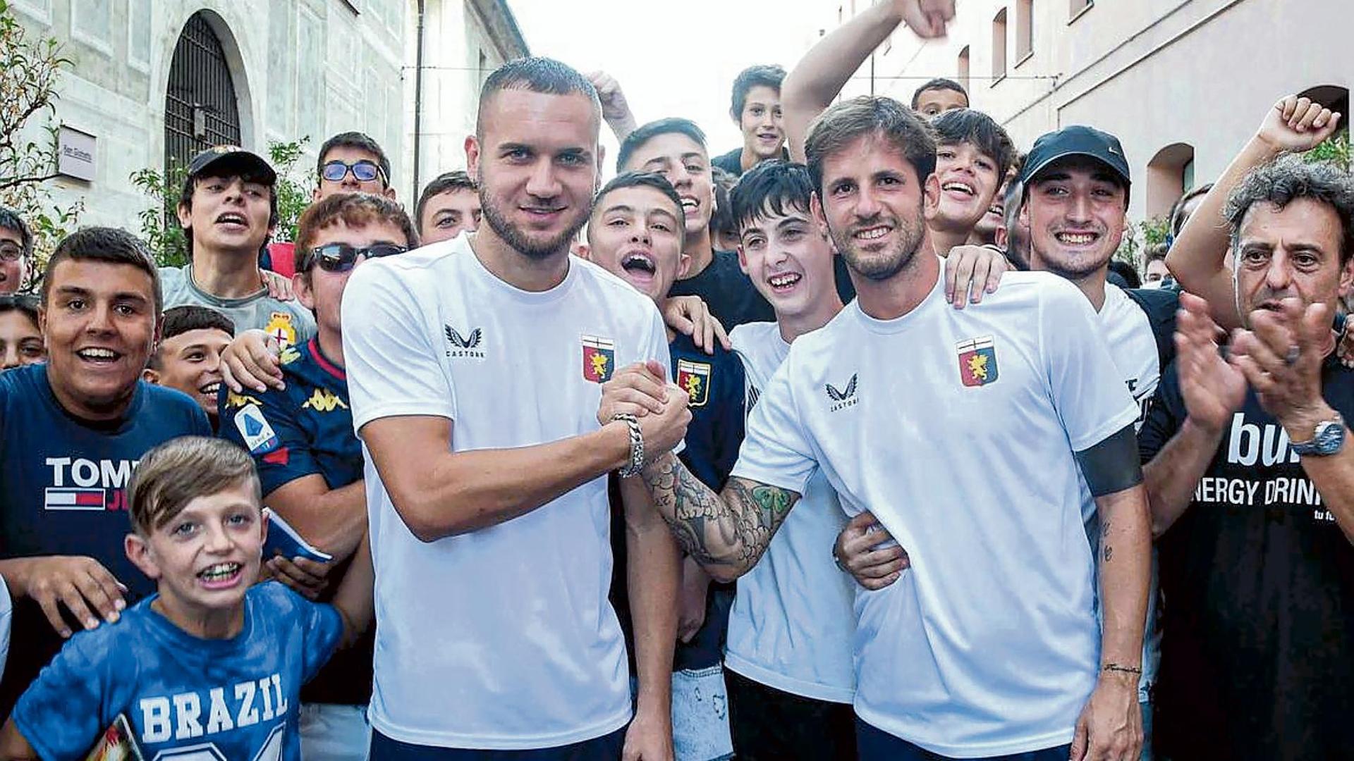 Genoa, l’abbraccio rossoblù ad Aramu e Puscas: “Piazza super, sarà uno ...