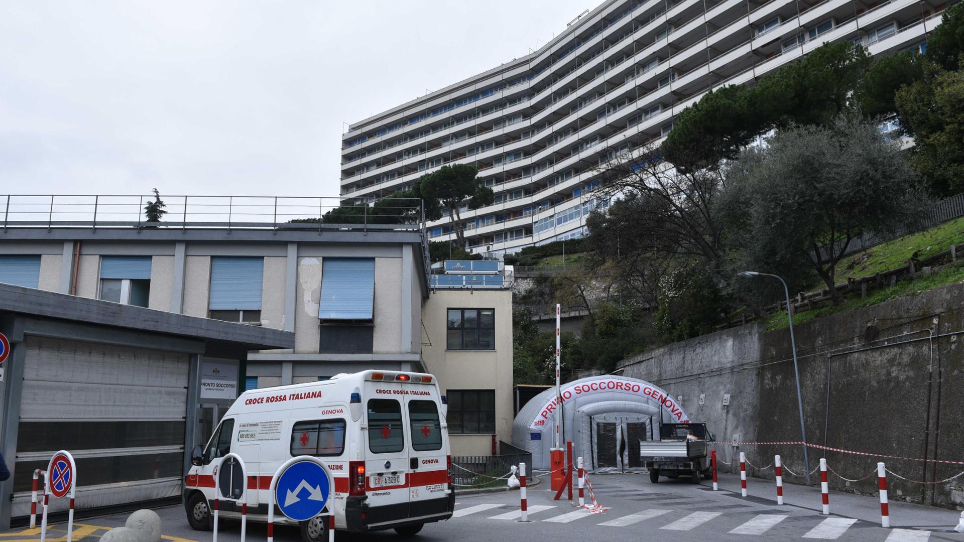 Genova, uomo investito mentre attraversa la strada in via Donghi - Il ...