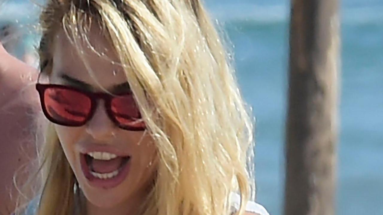 Ilary Blasi in spiaggia, bocca rifatta? - Il Secolo XIX