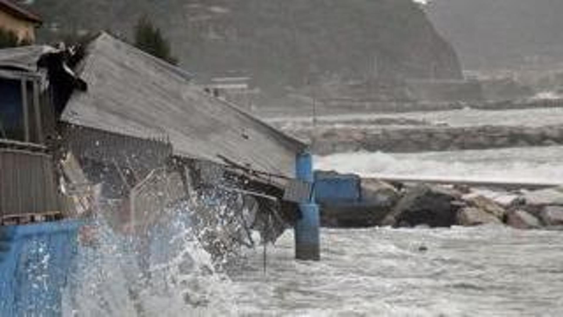 Mareggiata sul Tigullio,cede strada Riva-Moneglia - Il Secolo XIX