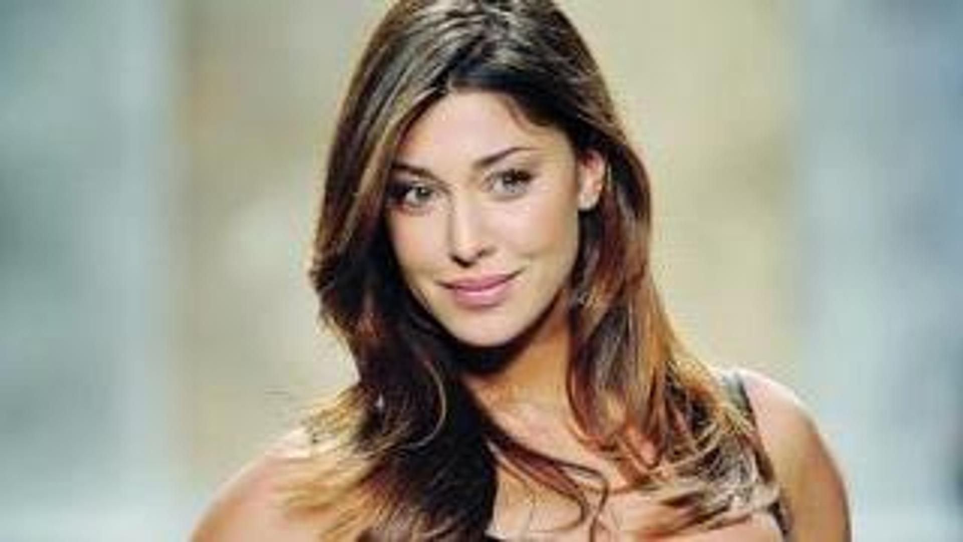 Palpa la nipotina e la costringe a vedere video hard di Belen - Il ...