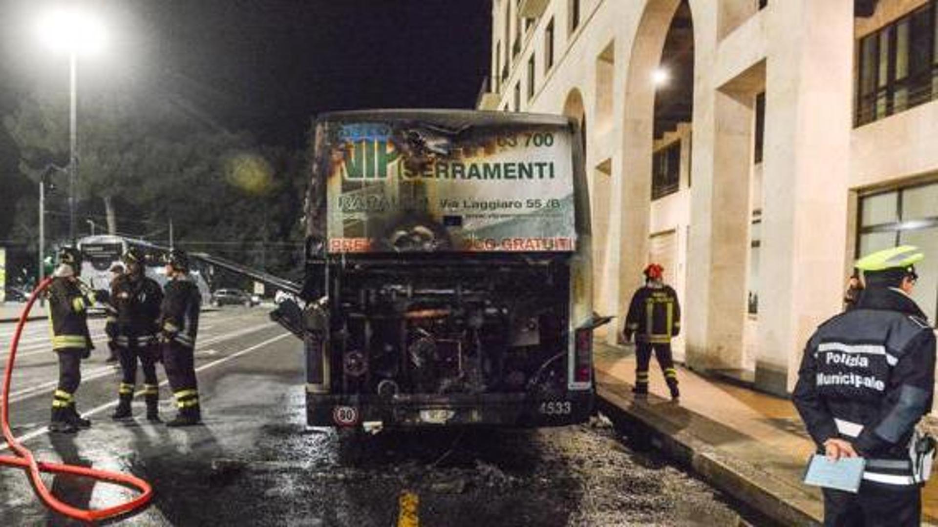 Genova, bus Atp a fuoco in piazza della Vittoria - Il Secolo XIX