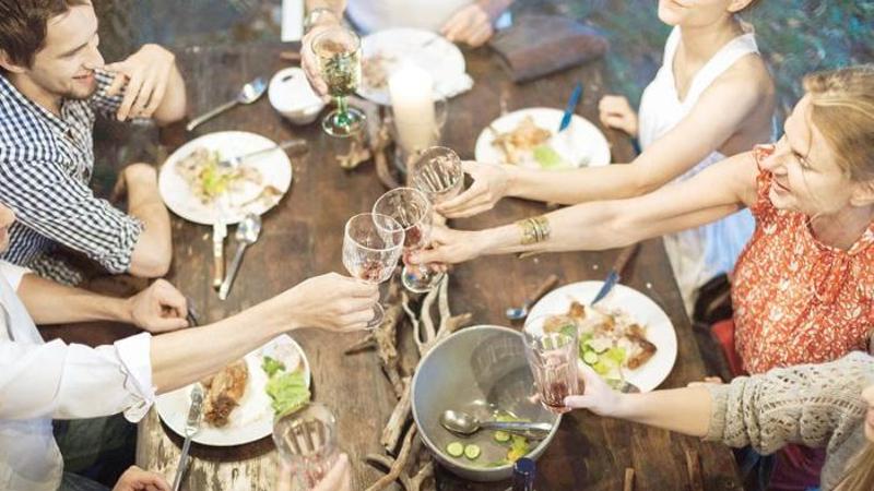Cena a casa, ma di uno sconosciuto: il boom del social eating - Il ...