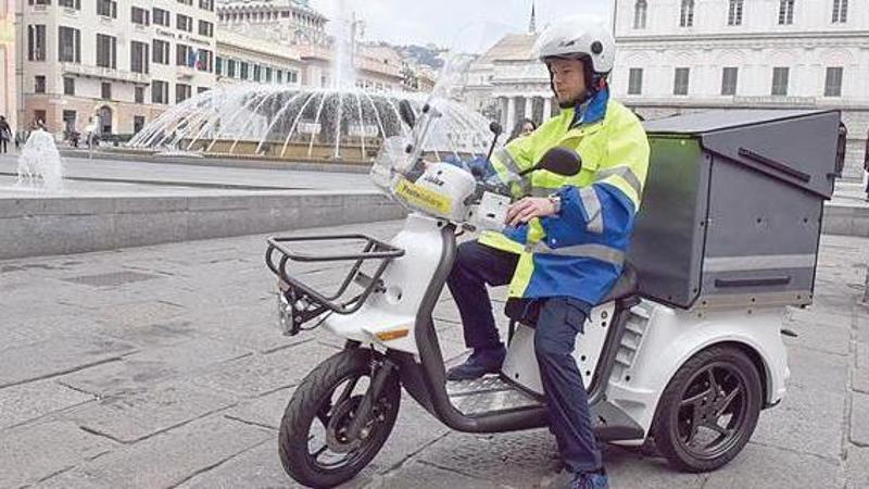 Il postino sulla moto ecologica: «Merci online ma con umanità» - Il ...