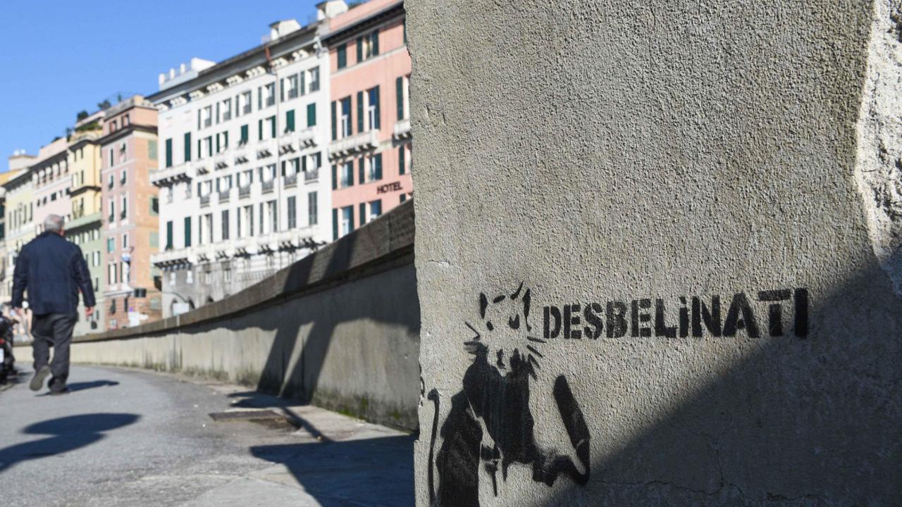 Banksy in genovese, ecco le foto dei graffiti comparsi a Genova - Il ...