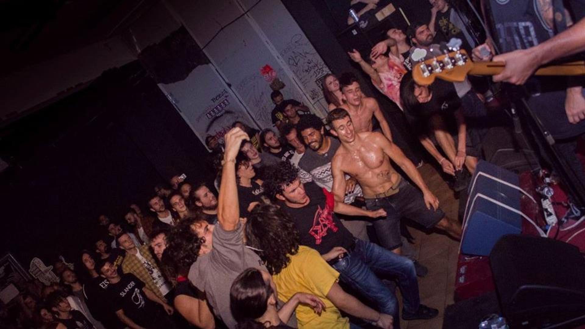 "Genova Calling", il punk risponde: una compilation con 23 band - Il ...