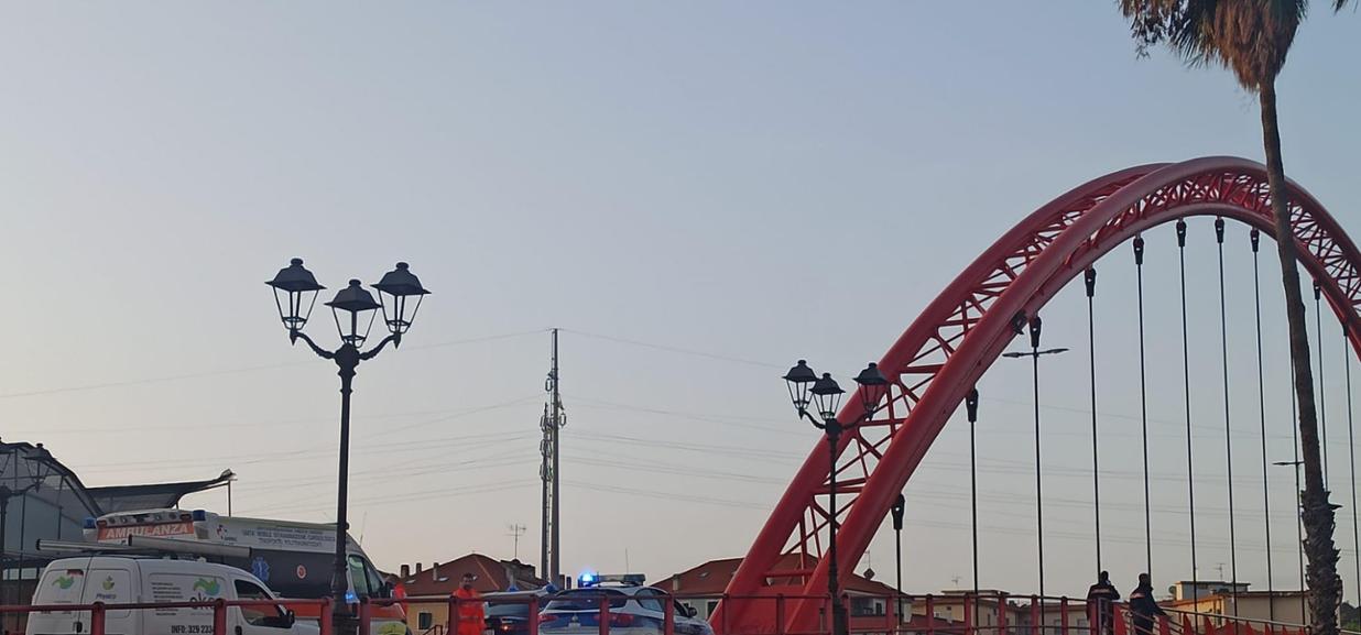 Albenga, allarme per un giovane salito sull’arco del ponte rosso - Il ...