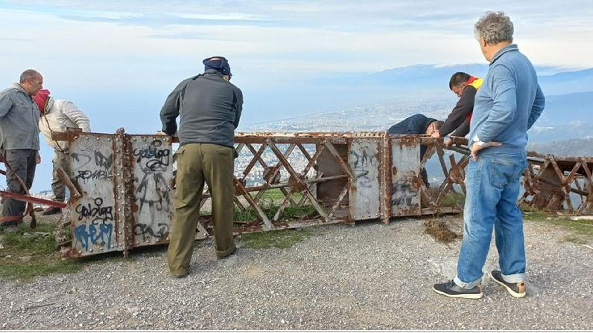 Genova, smantellata la vecchia croce sul monte Fasce. Presto ne verrà ...