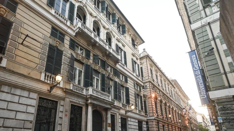 Incidente sul lavoro, a Genova operaio ferito da una lastra di vetro in ...