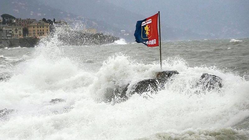 Genova, la sfida finale sulla bandiera rossoblù a Boccadasse. I ...