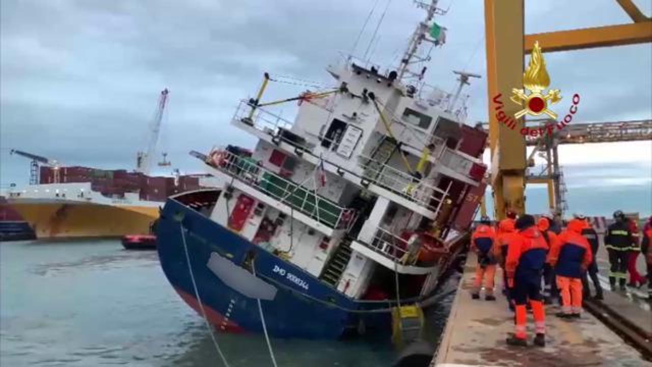 Porto di Genova, nave si inclina su un fianco al terminal Messina - Il ...