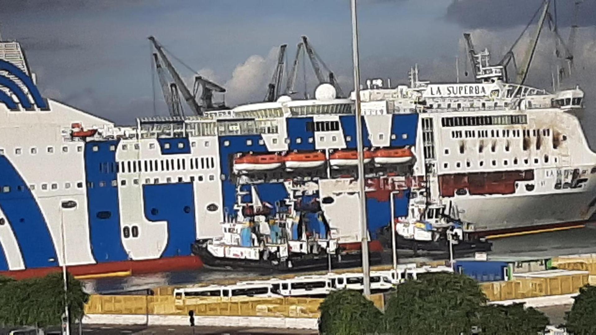 Palermo, brucia ancora il traghetto Gnv La Superba. Arrivati anche ...