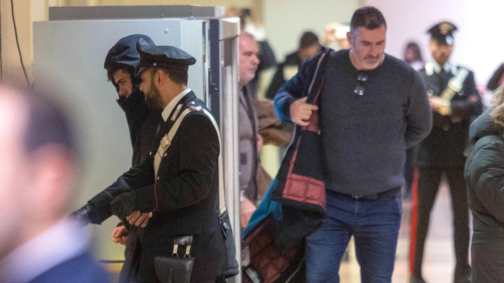 "Stupro di gruppo", Lucarelli e Apolloni restano agli arresti ...